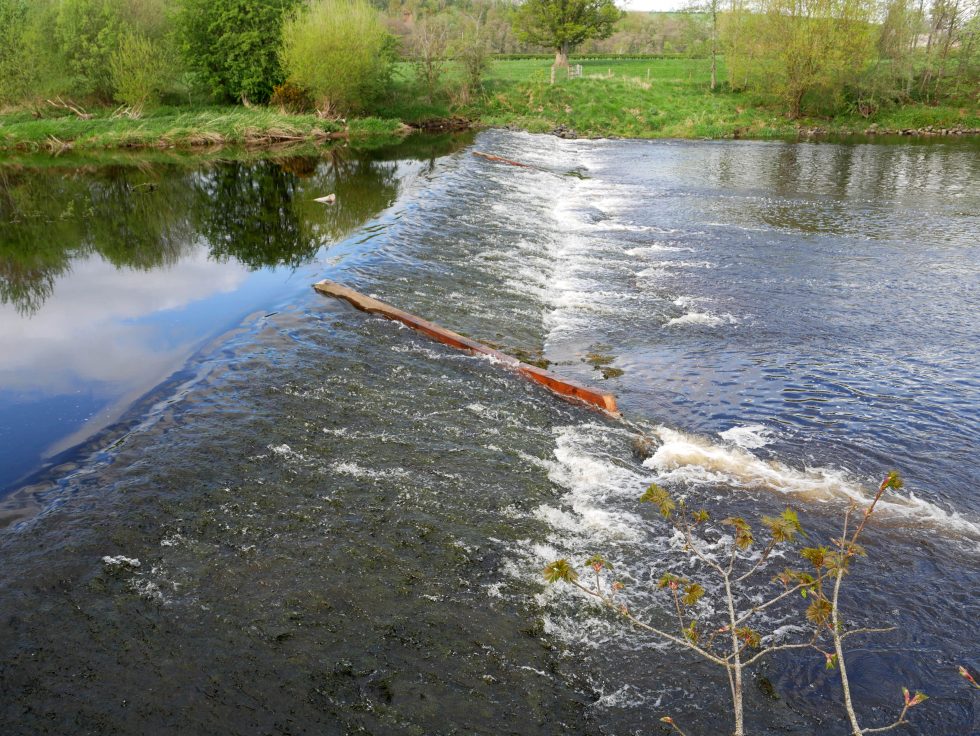 Stair Dam receives timber baulks | Ayrshire Rivers Trust
